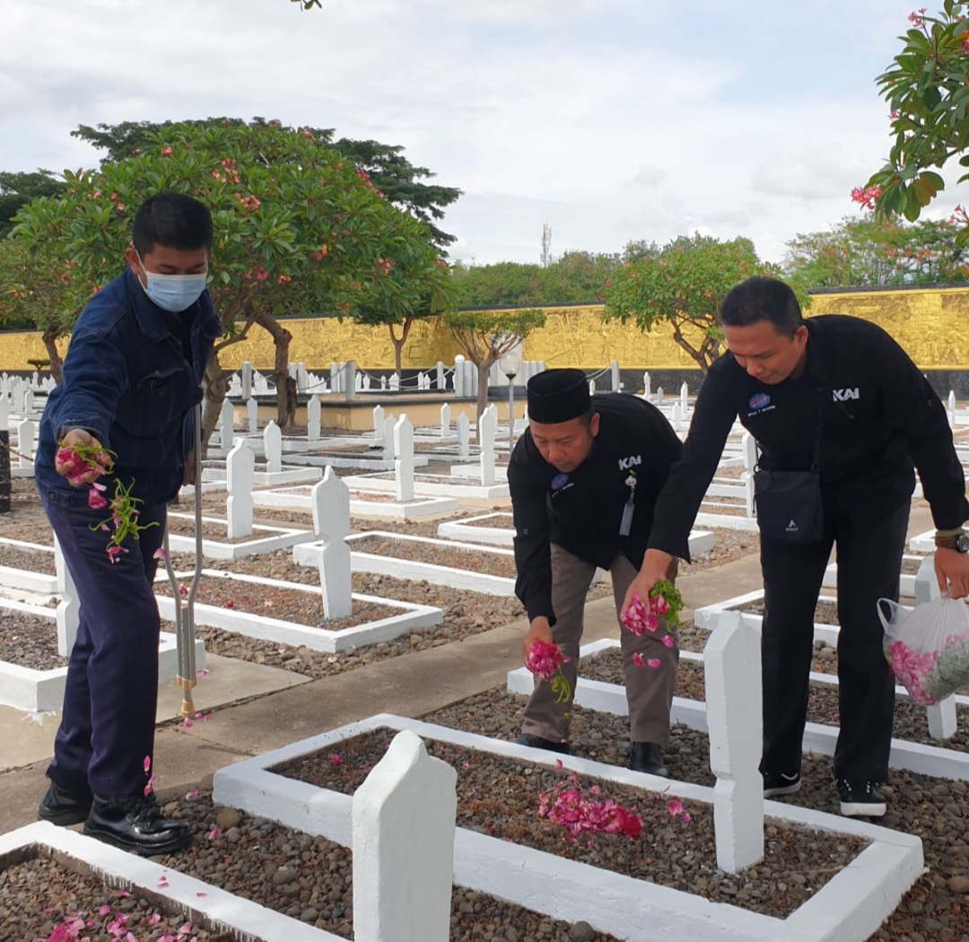 Tabur Bunga Peringatan Hari Pahlawan – SPKA 7 Madiun